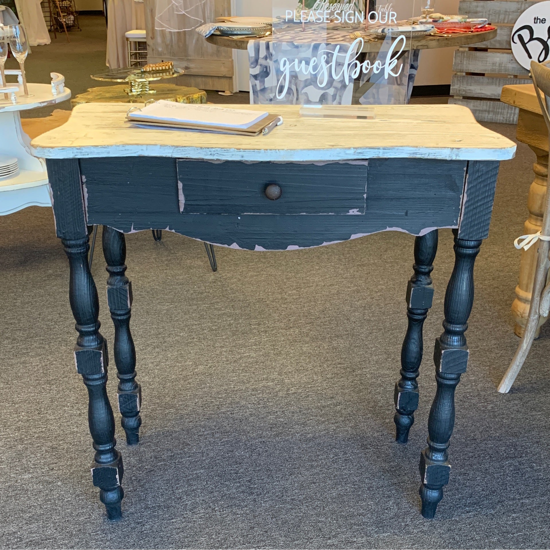 Display Table Black Accent | The Finest Details